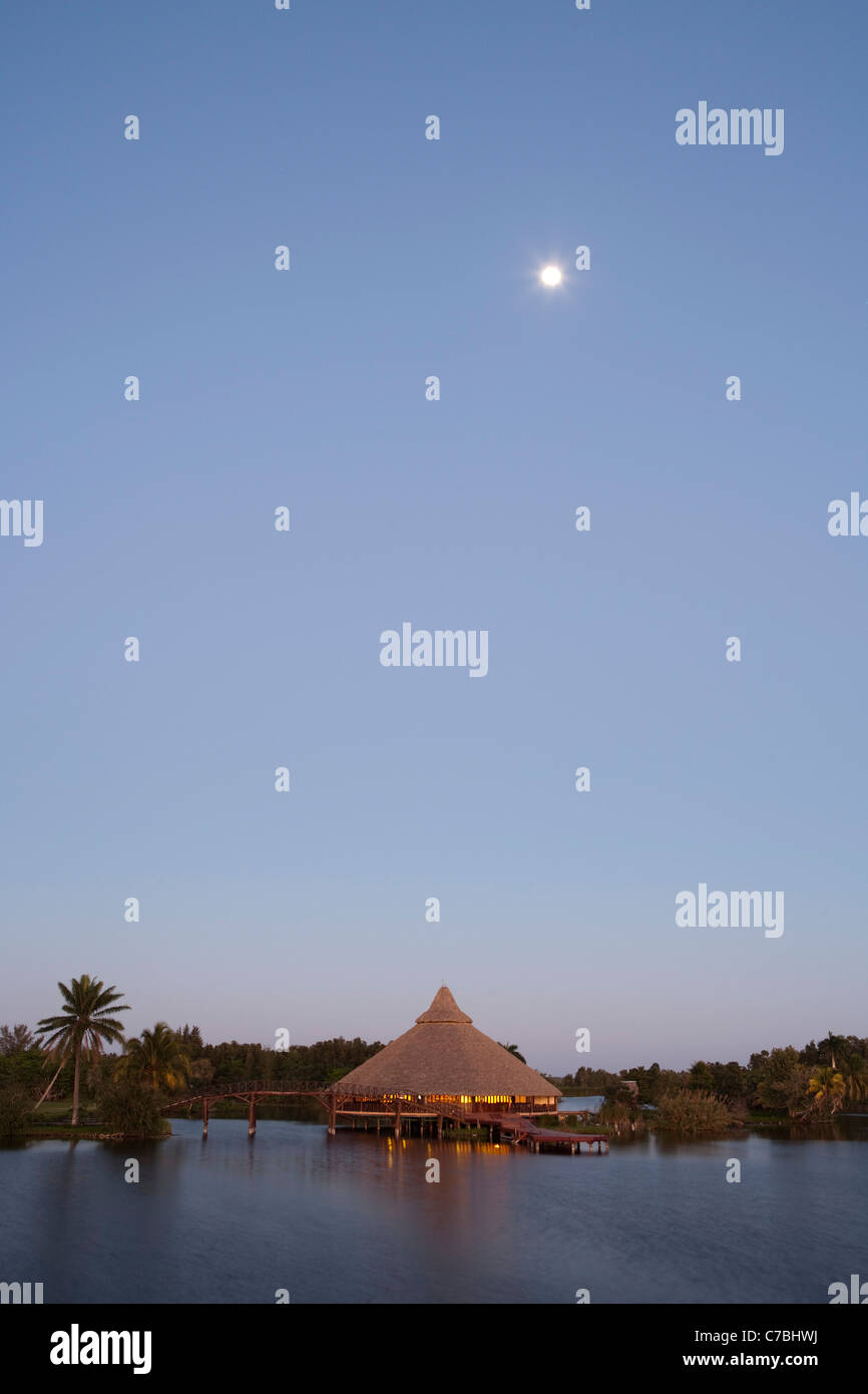 Mond über Restaurant Villa Guama Hotels am Ufer der Laguna del Tesoro ...