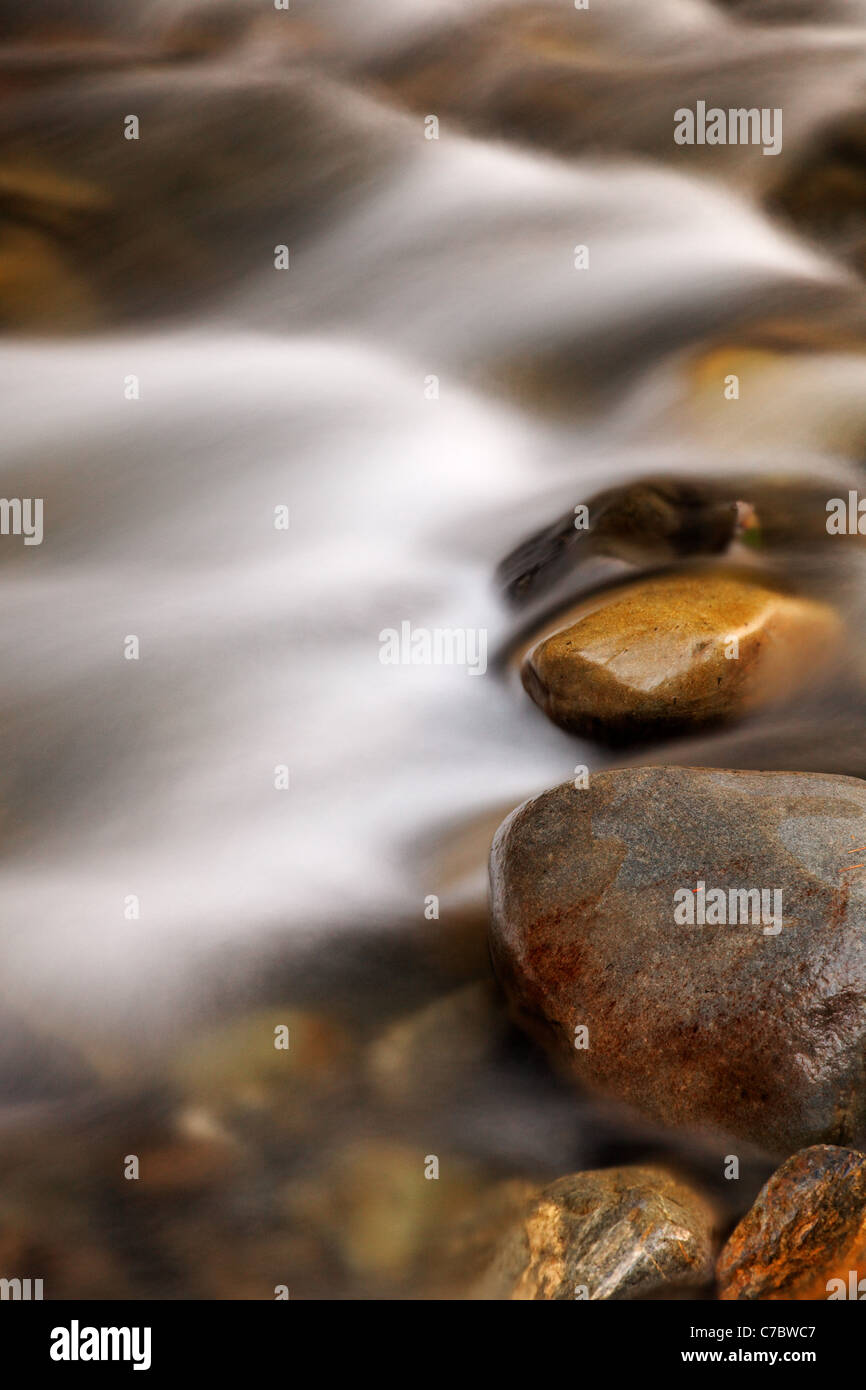 Flusswasser und steine -Fotos und -Bildmaterial in hoher Auflösung – Alamy