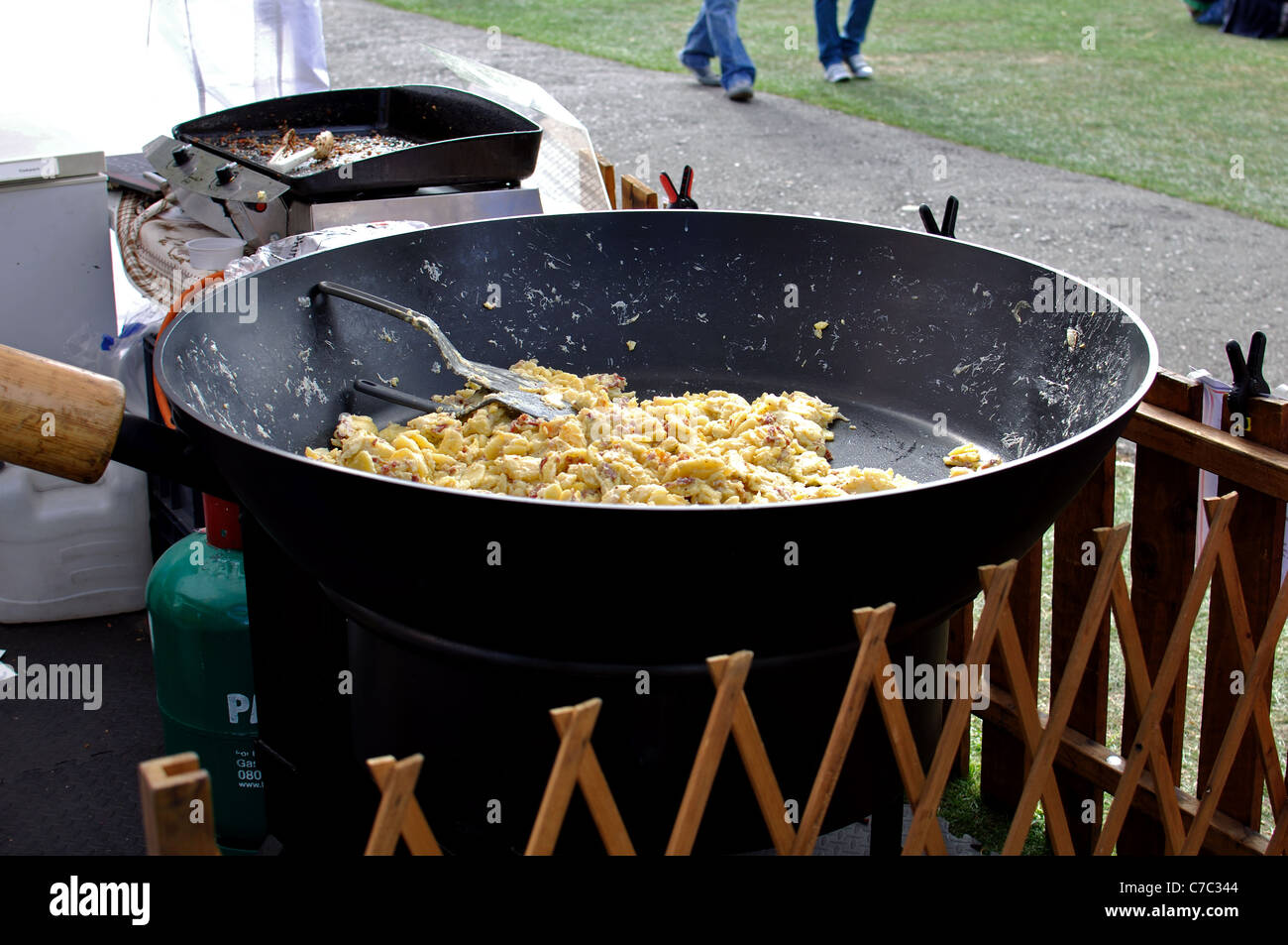 Large frying pan -Fotos und -Bildmaterial in hoher Auflösung – Alamy