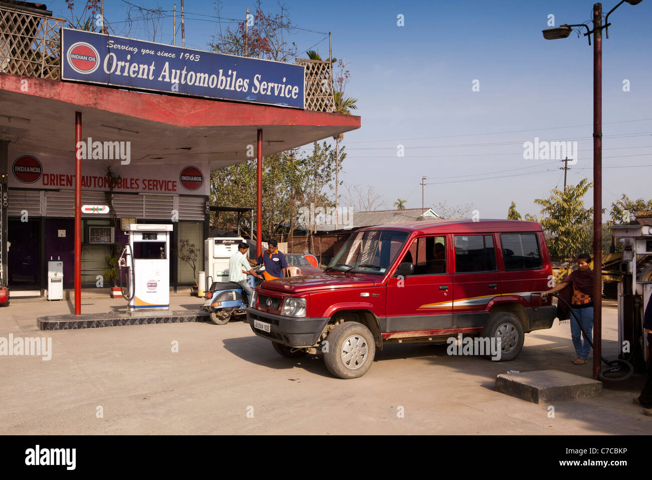 Indien, Assam, Dibrugarh, Tata Victa 4 x 4 Suv Auto Befüllen mit ...