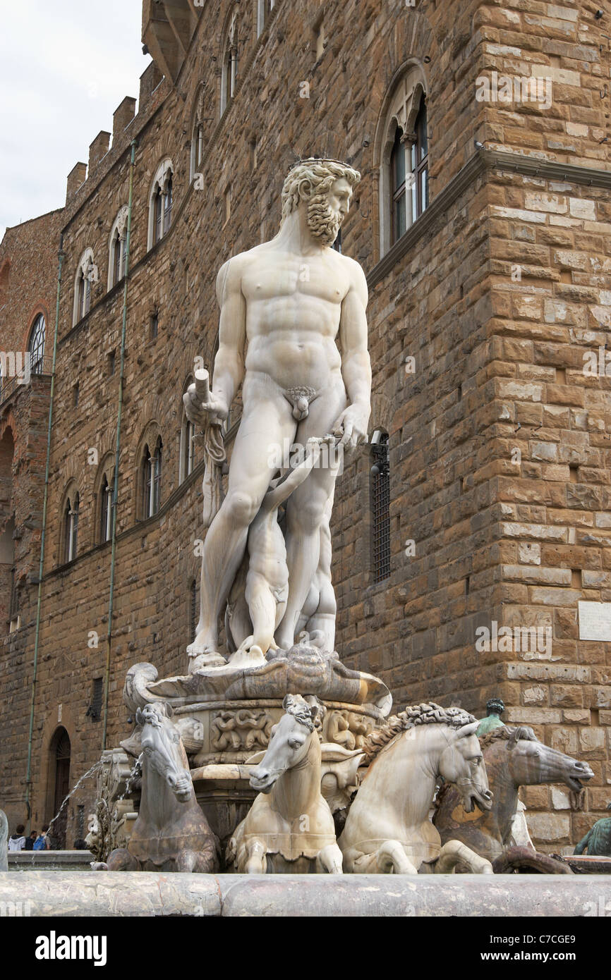 Skulptur von neptun florenz -Fotos und -Bildmaterial in hoher Auflösung – Alamy