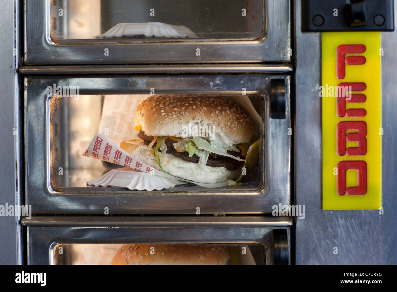 Food vending machine -Fotos und -Bildmaterial in hoher Auflösung – Alamy