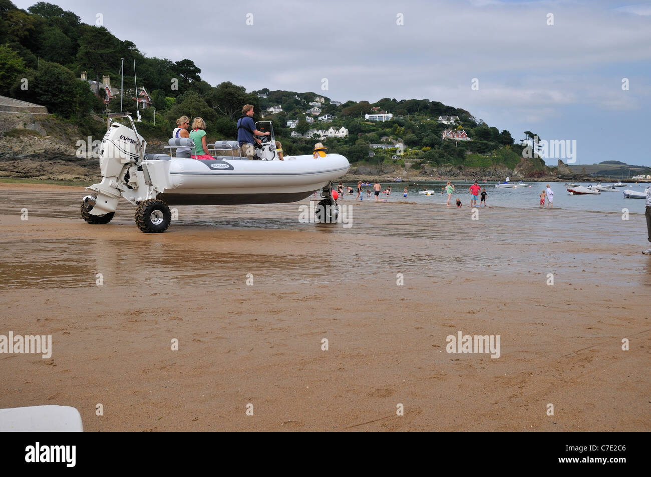 Beine Meer amphibische Handwerk (Rippe) fährt auf South Sands Salcombe ...
