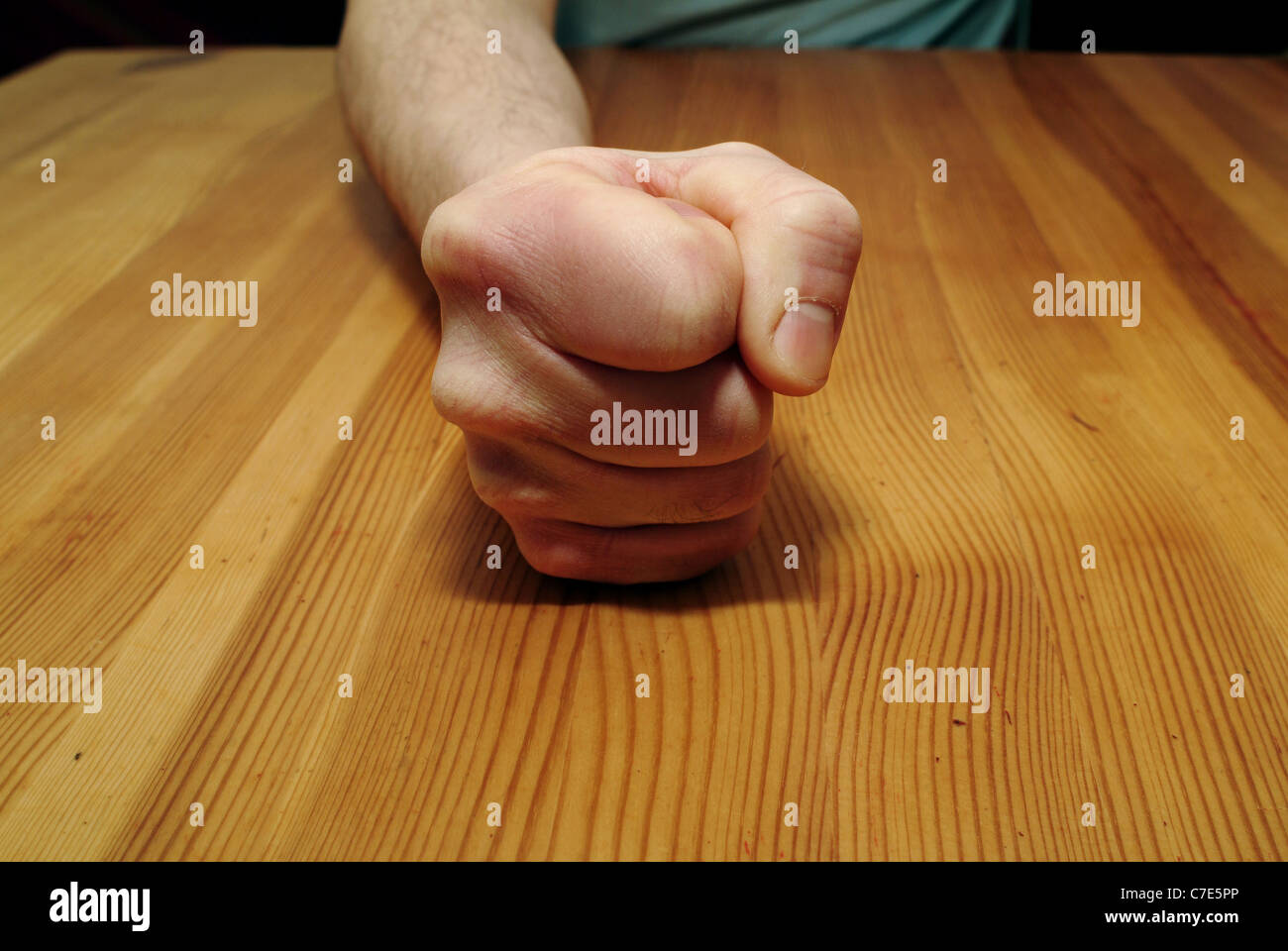 Hand faust a -Fotos und -Bildmaterial in hoher Auflösung – Alamy