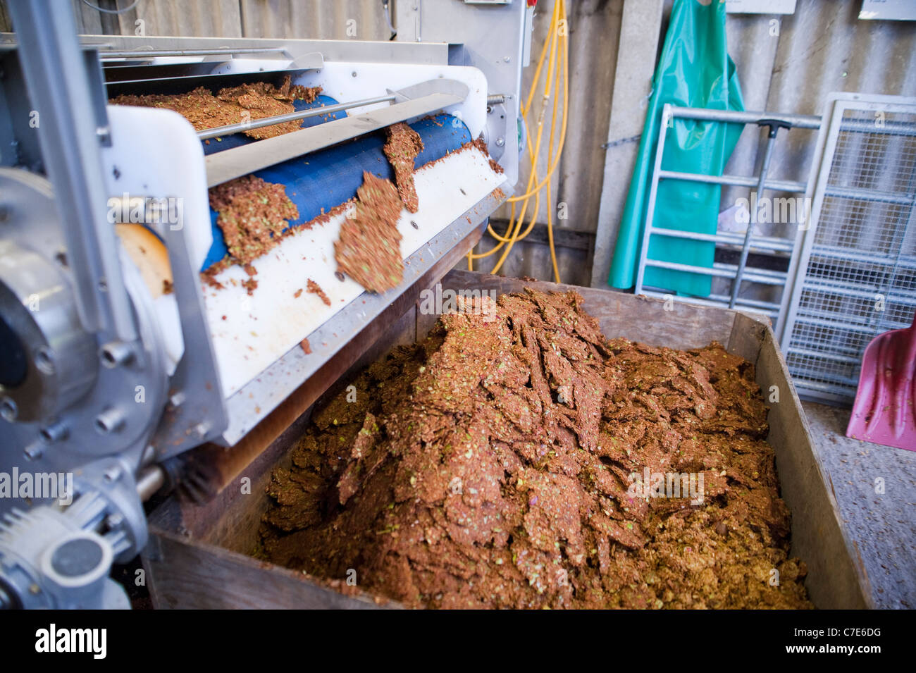 Apple pulp cider making -Fotos und -Bildmaterial in hoher Auflösung – Alamy