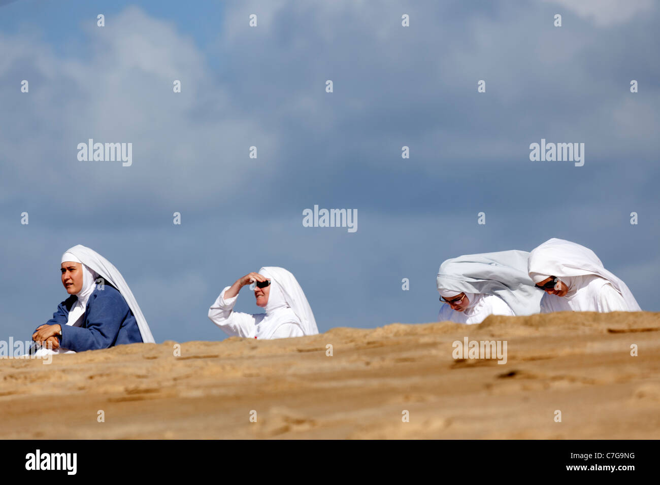Nonne nachdenklich -Fotos und -Bildmaterial in hoher Auflösung – Alamy