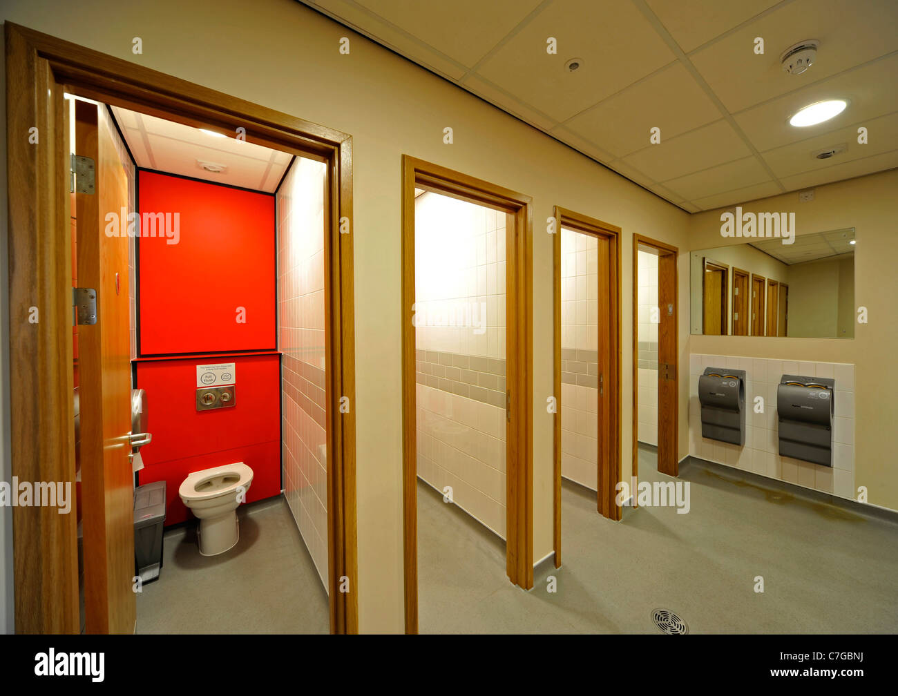 Public toilets to clean -Fotos und -Bildmaterial in hoher Auflösung – Alamy