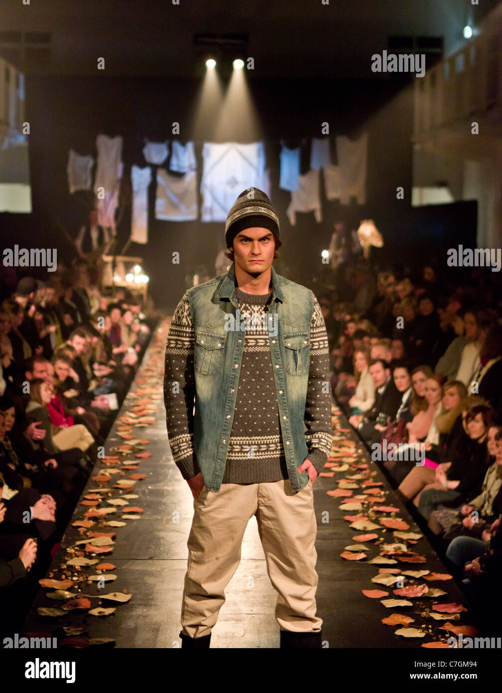 Fashion model runway man -Fotos und -Bildmaterial in hoher Auflösung ...