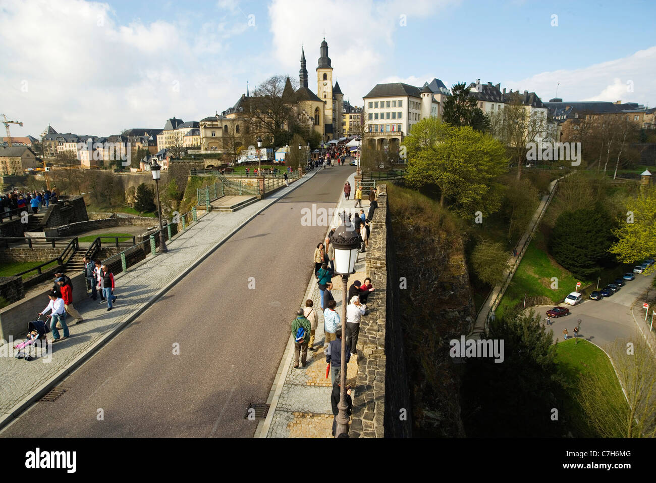 Luxemburg-Stadt. Altstadt mit St.-Michael-Kirche und Emaischen ...