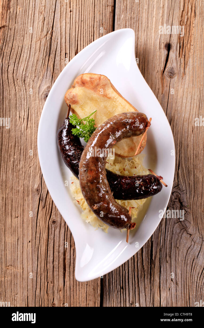 Wurst und weiß Blutwurst mit Sauerkraut und Ofenkartoffel ...