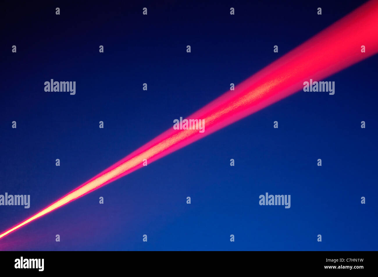 Laser beam -Fotos und -Bildmaterial in hoher Auflösung – Alamy