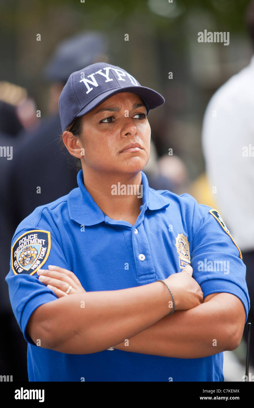 Ein NYPD Community Affairs Officer sorgt für Sicherheit bei einer ...