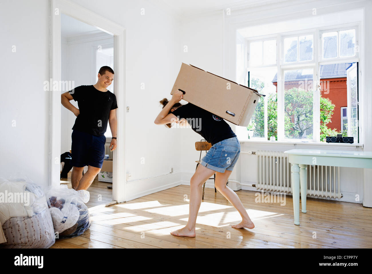 Man Lifting Heavy Box Stockfotos und -bilder Kaufen - Alamy