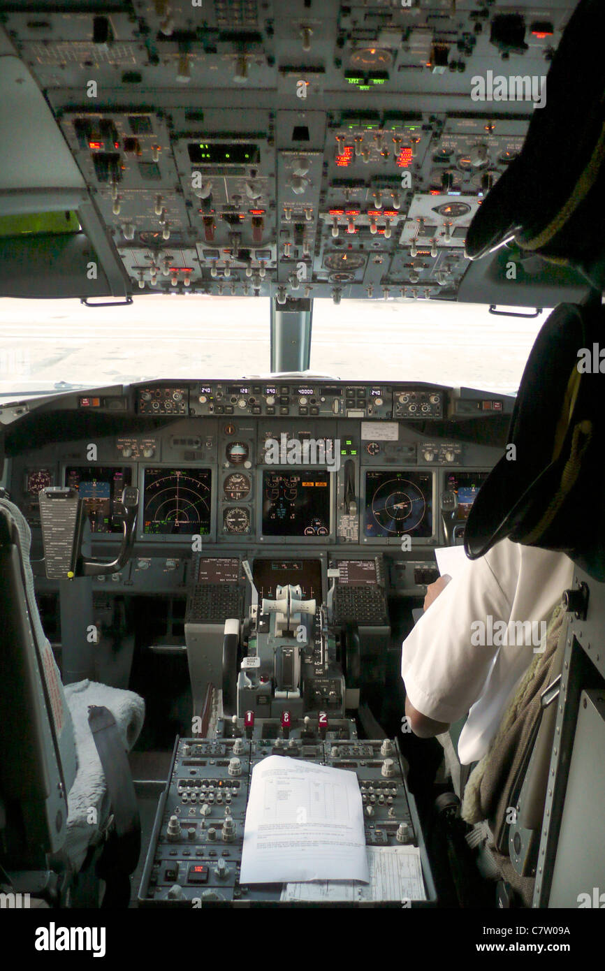 Boeing 737 Flugzeug-Cockpit und Instrumententafel Stockfotografie - Alamy