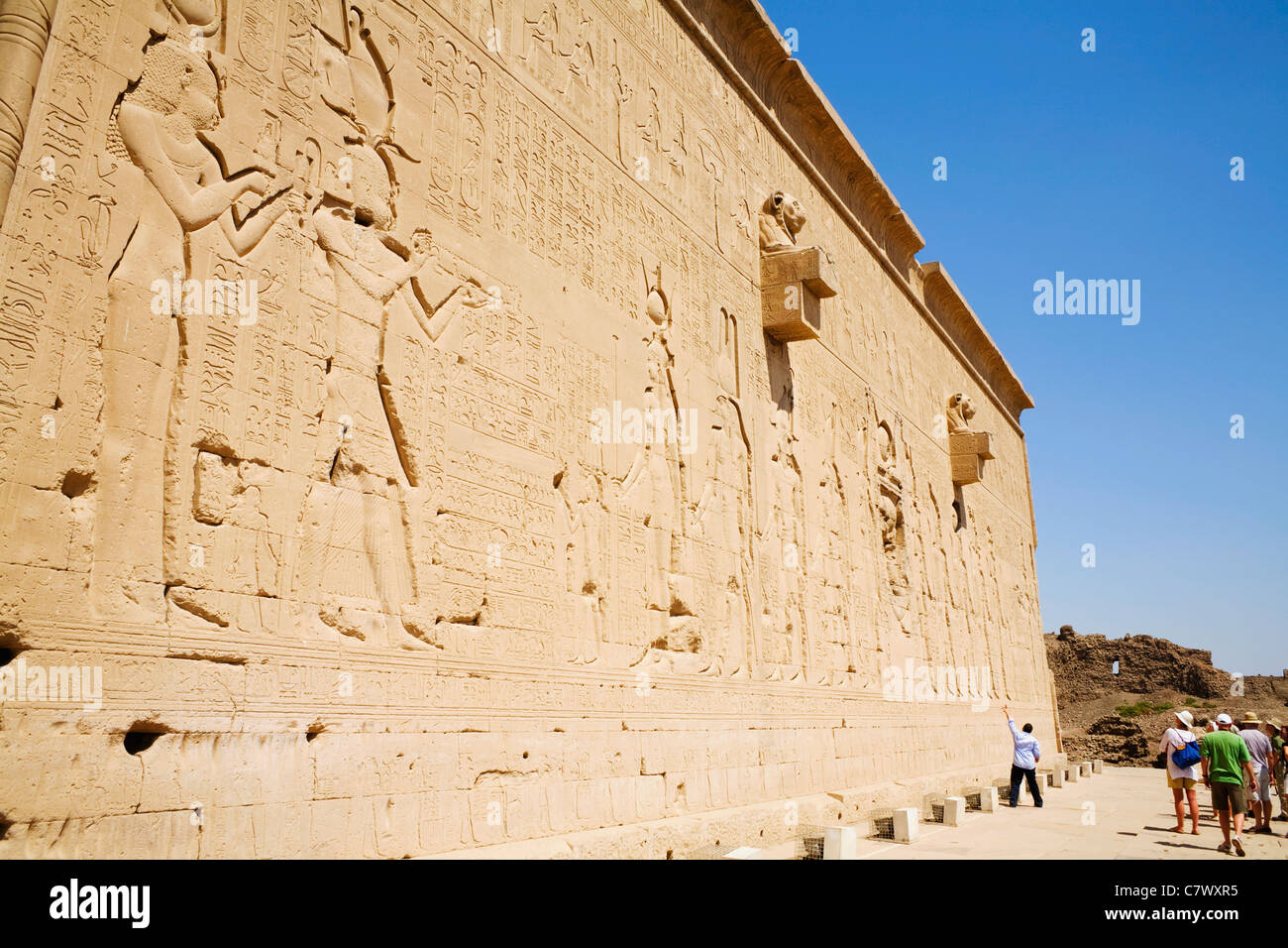 Ein Reiseleiter zeigt die Darstellung der berühmten Kleopatra an der ...