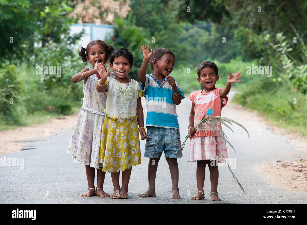 Glückliche junge indische Bauerndorf Kinder stehen auf einer Straße ...