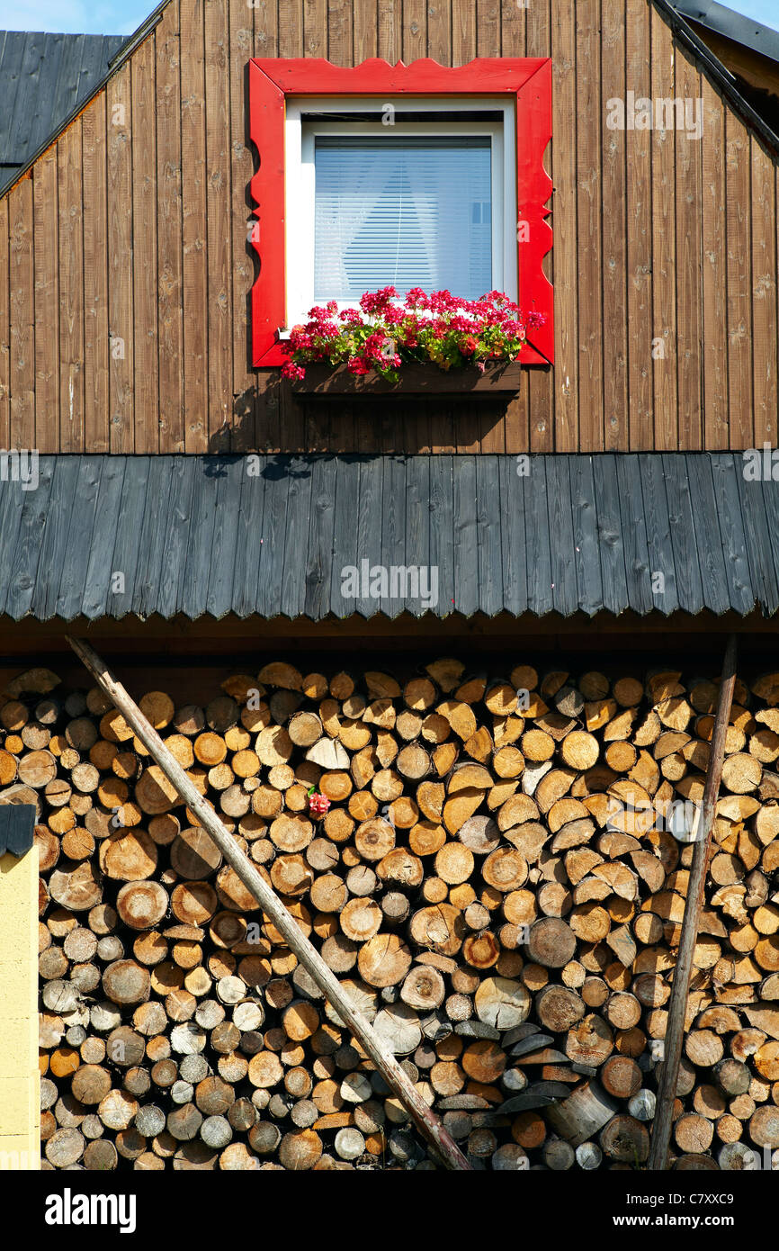 Gestapelte protokolle unter haus -Fotos und -Bildmaterial in hoher ...