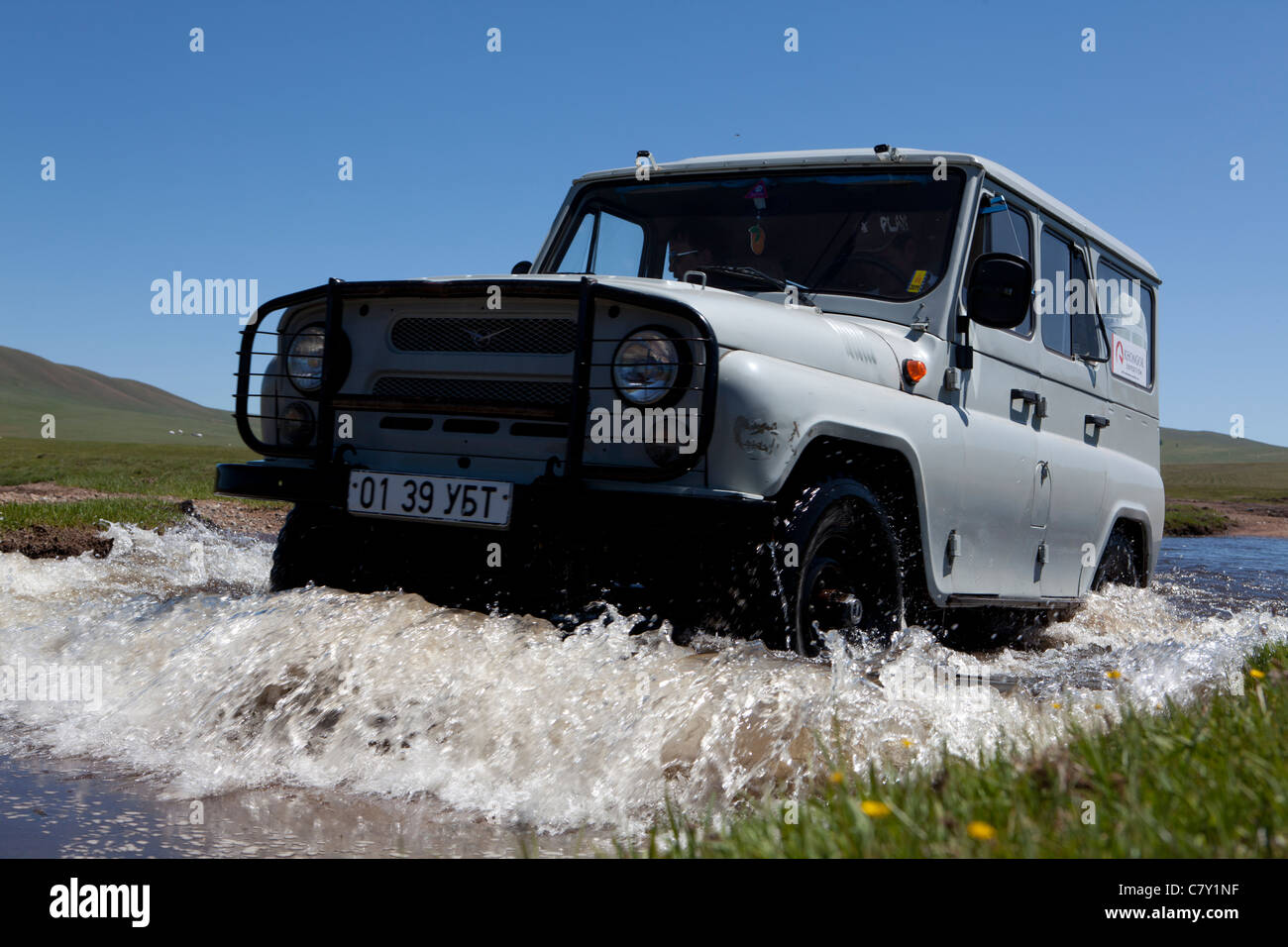 Russischer Jeep UAZ-469-Ford-Fluss in der Mongolei auf Steppe, Mongolei ...