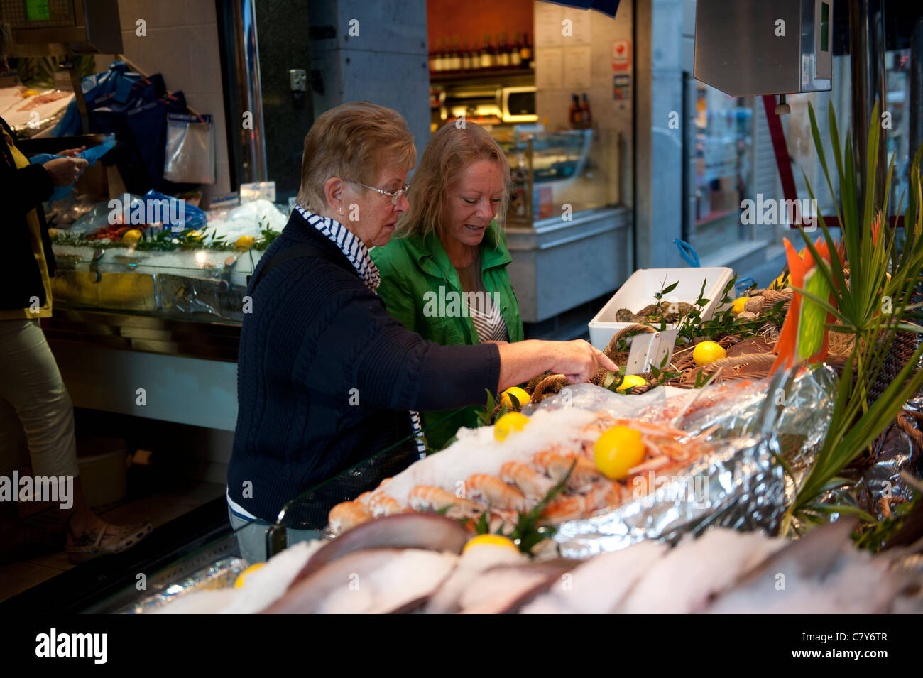 Frischer fisch auf dem markt -Fotos und -Bildmaterial in hoher ...