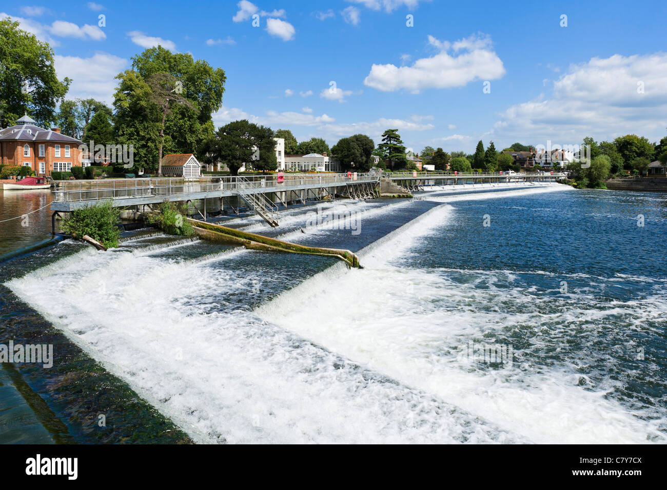 Rauschendes Wasser Auf Dem Wehr Stockfotos und -bilder Kaufen - Alamy