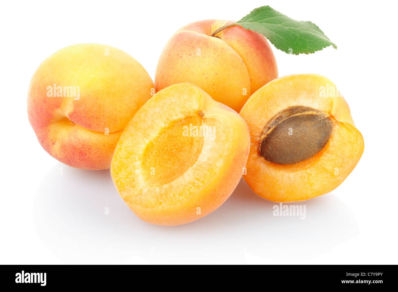 Aprikosen, isoliert auf weiss Stockfotografie - Alamy