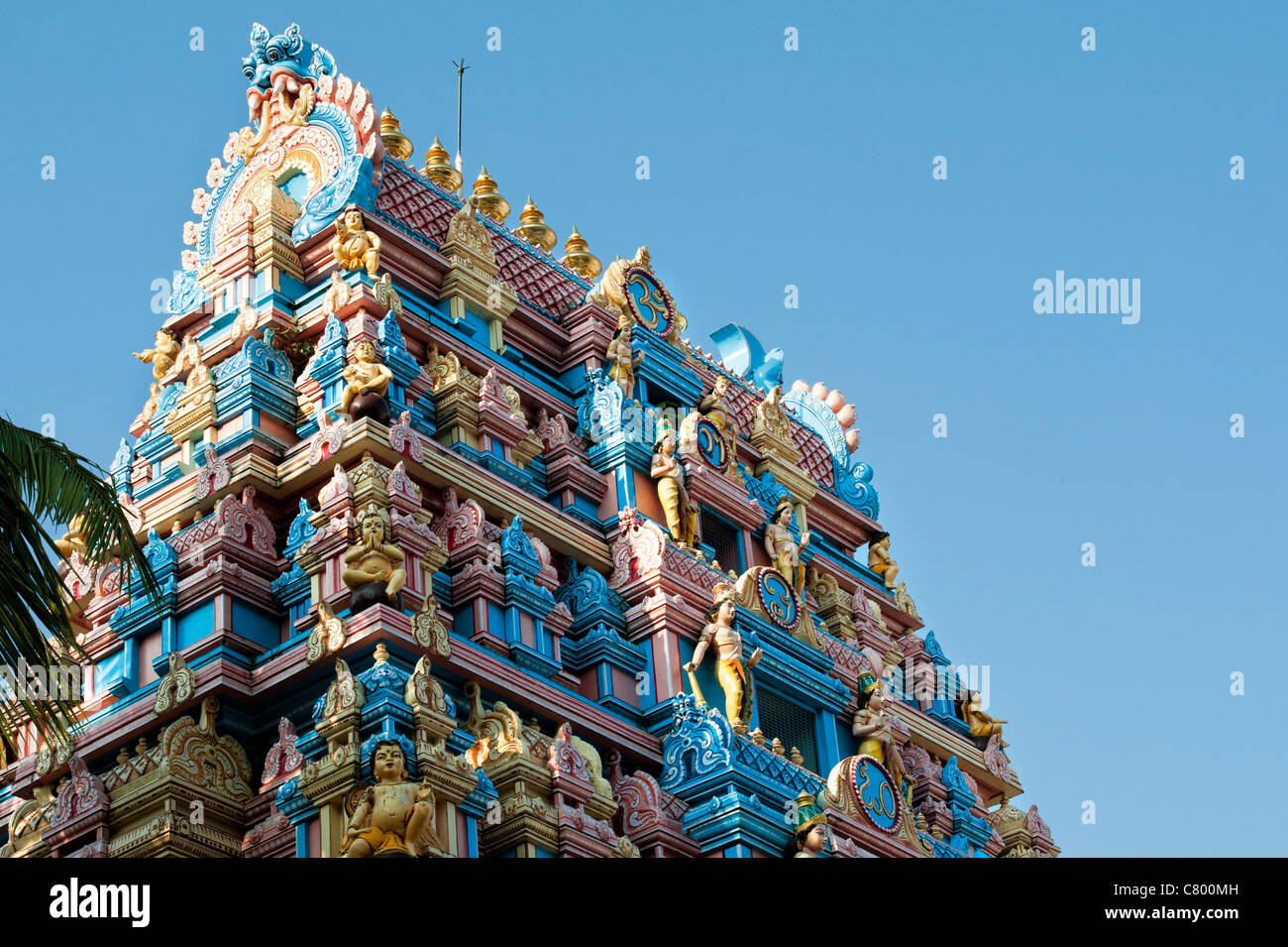 Indische gopuram Tempel Architektur an der Ashram von Sri Sathya Sai ...