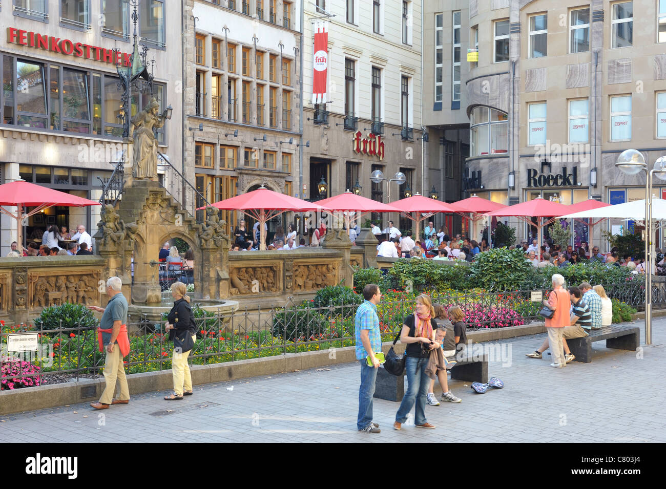Der Heinzelmännchenbrunnen in der Kölner Altstadt Stockfotografie - Alamy
