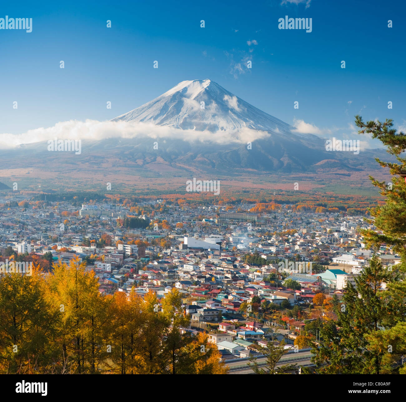 Blick auf Mount Fuji und Fujiyoshida Stadt im Herbst, Japan ...