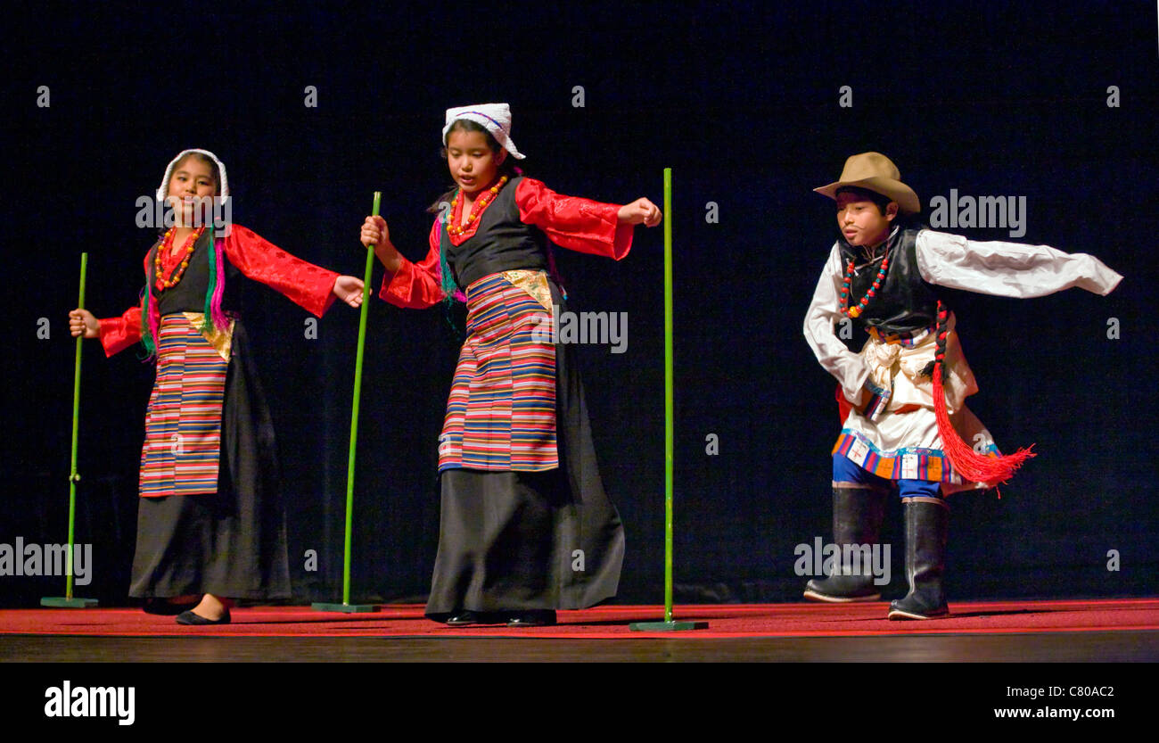 Tibetan dance -Fotos und -Bildmaterial in hoher Auflösung – Alamy