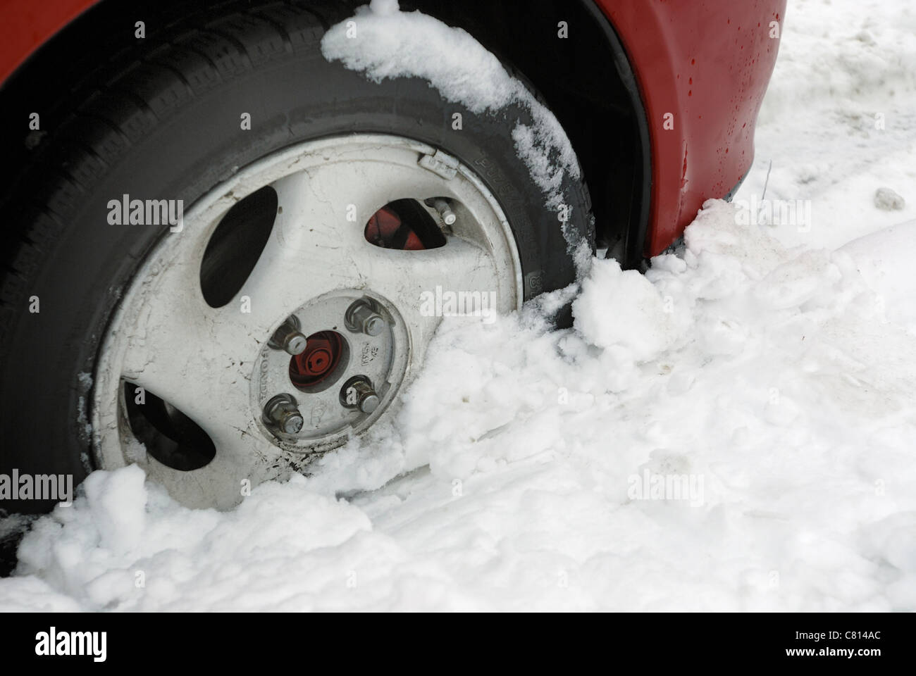 Autos stecken im schnee fest -Fotos und -Bildmaterial in hoher ...