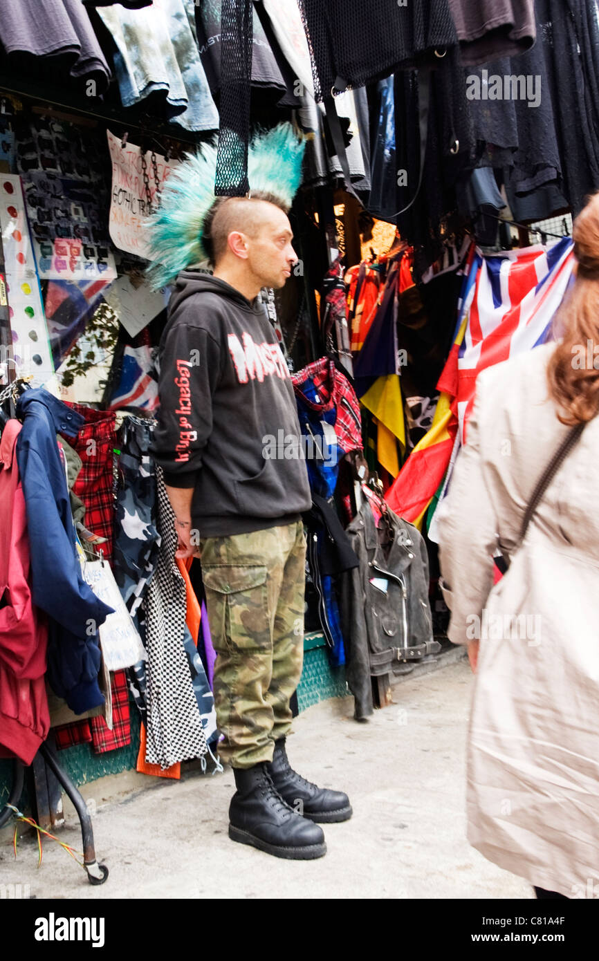 London Camden Lock Stables Markt punk Goth Mann mit grünen cockscomb ...