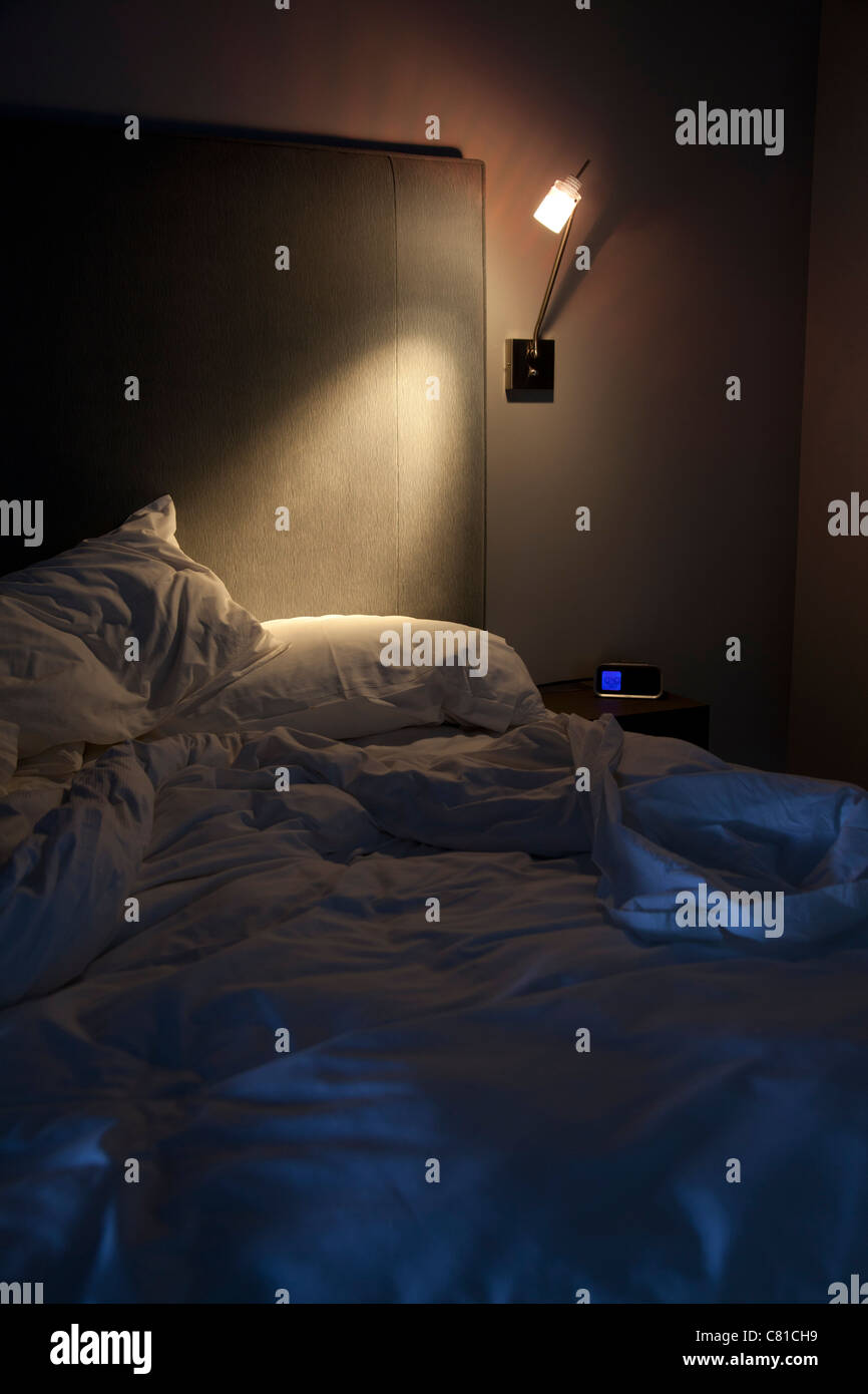 Messy bed -Fotos und -Bildmaterial in hoher Auflösung – Alamy