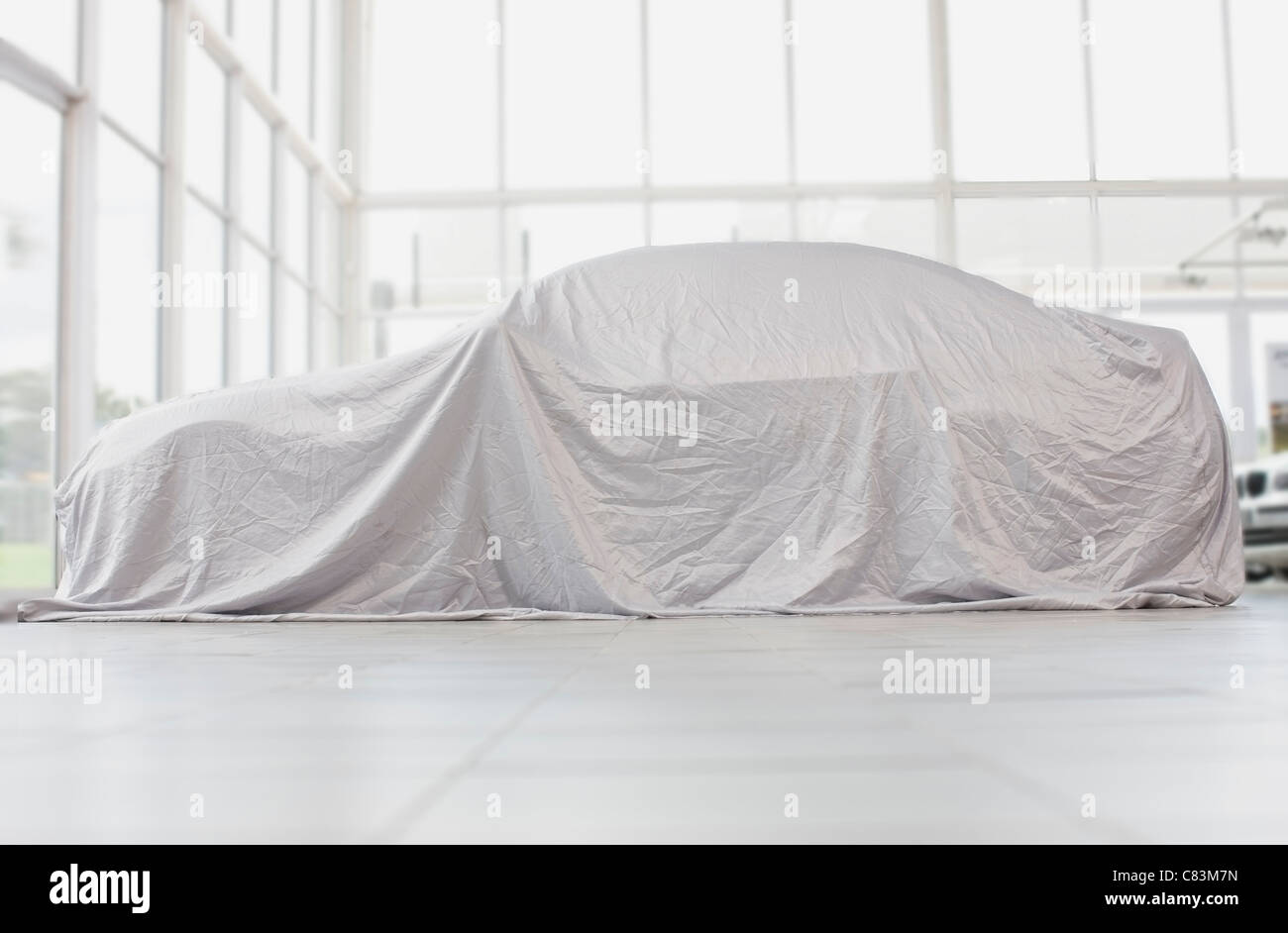 Auto abgedeckt im Tuch in garage Stockfotografie - Alamy