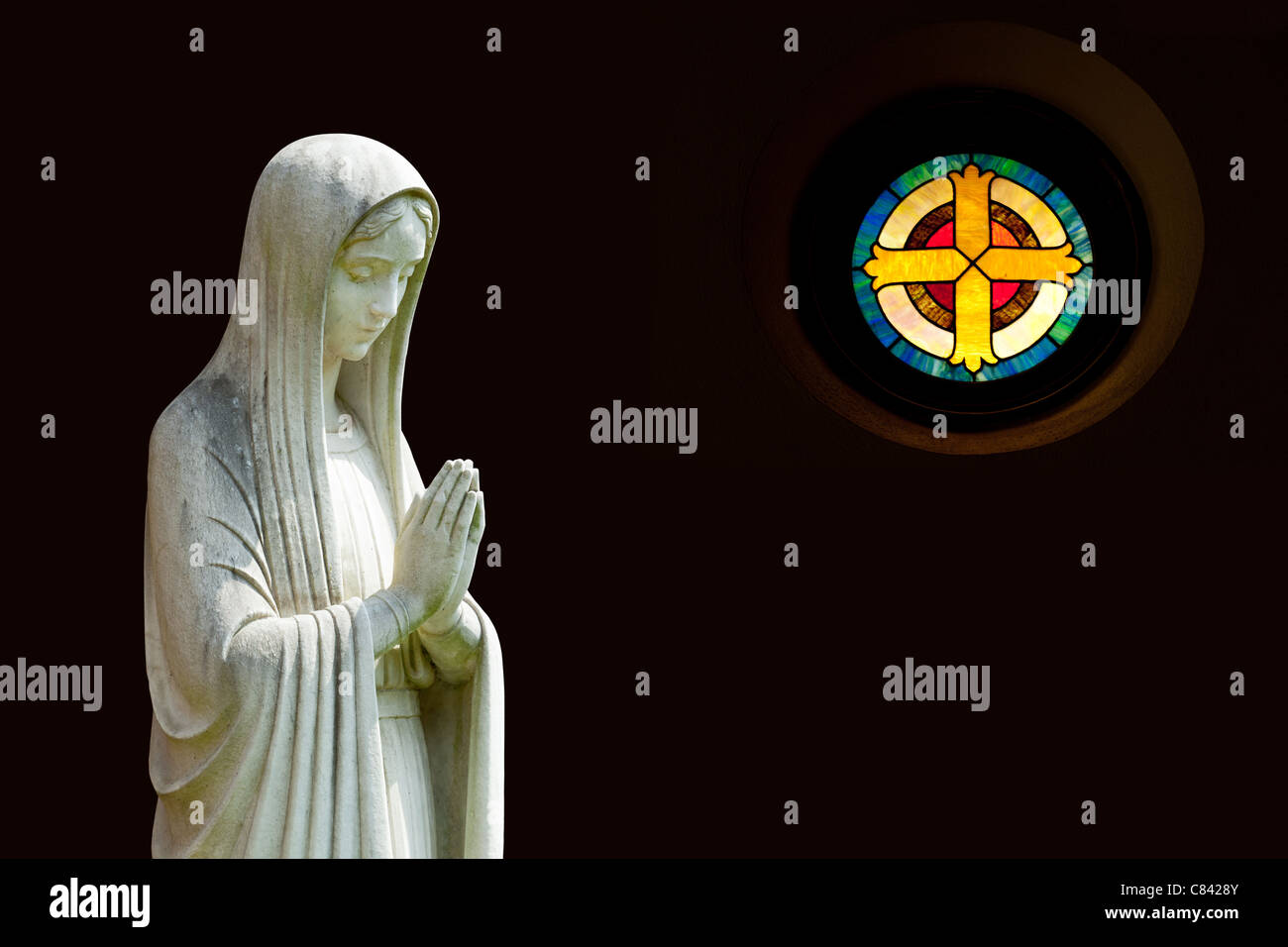 Statue der Maria betend im Profil mit Isolierung Weg und unscharf Kreuz ...