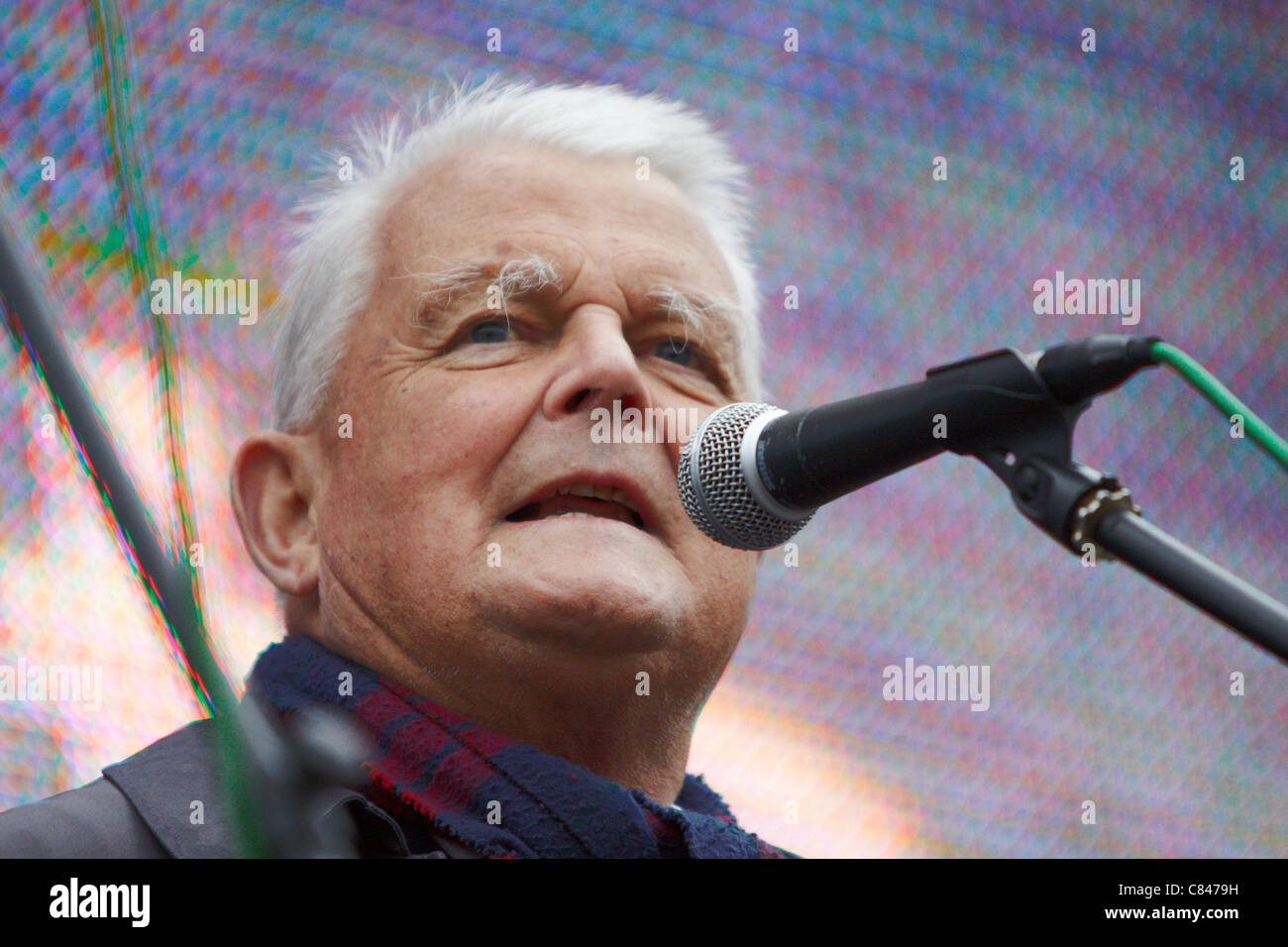 CND Gründer Bruce Kent befasst sich mit der Anti Krieg Masse ...