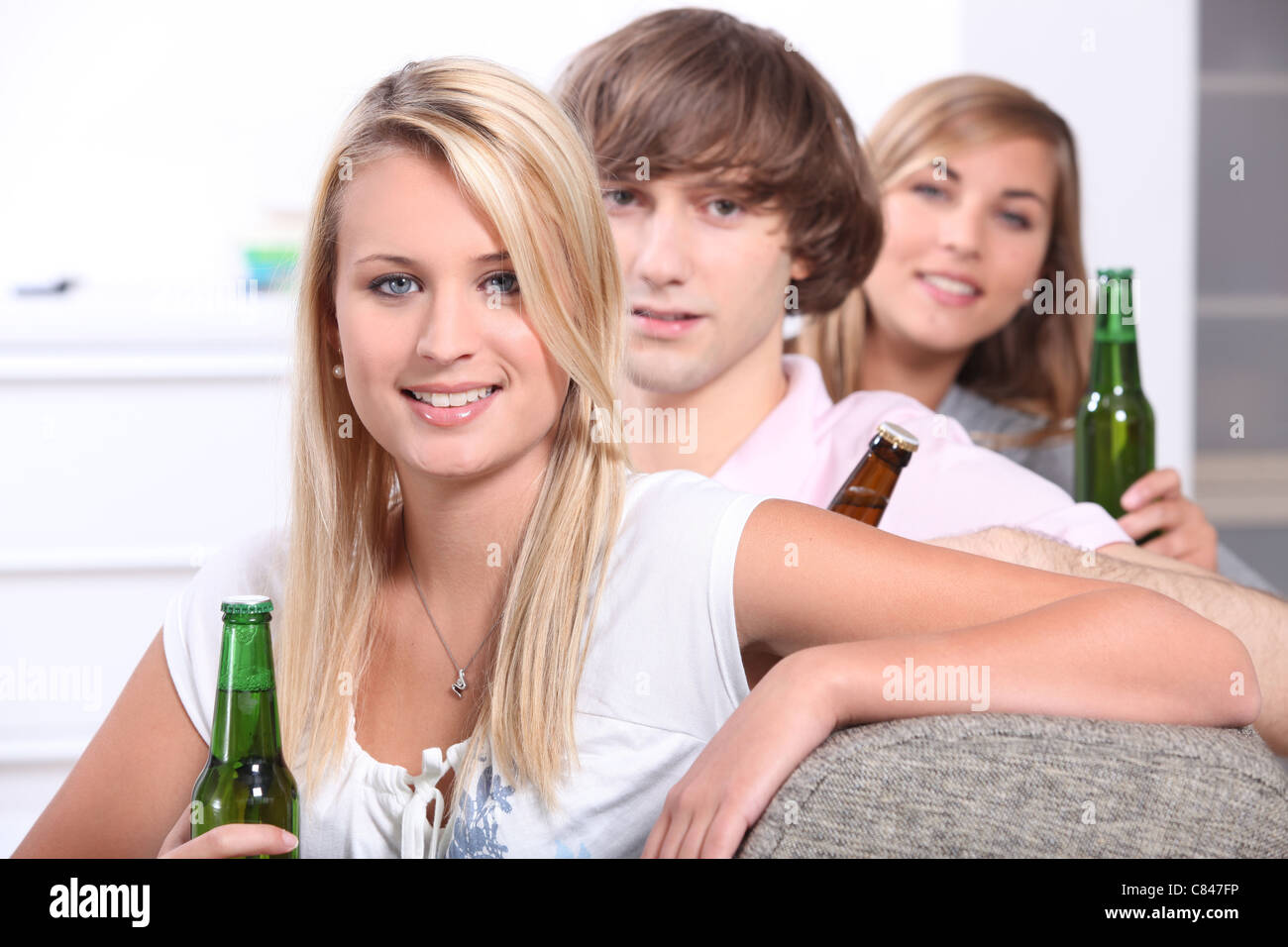 Teenager trinken bier Stockfotos und -bilder Kaufen - Alamy