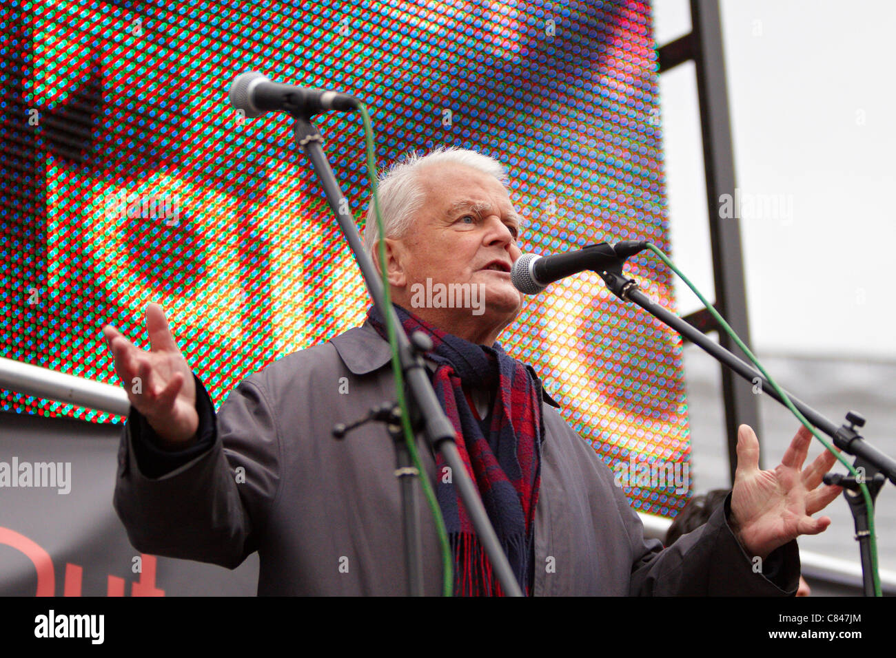 CND Gründer Bruce Kent befasst sich mit der Anti Krieg Masse ...