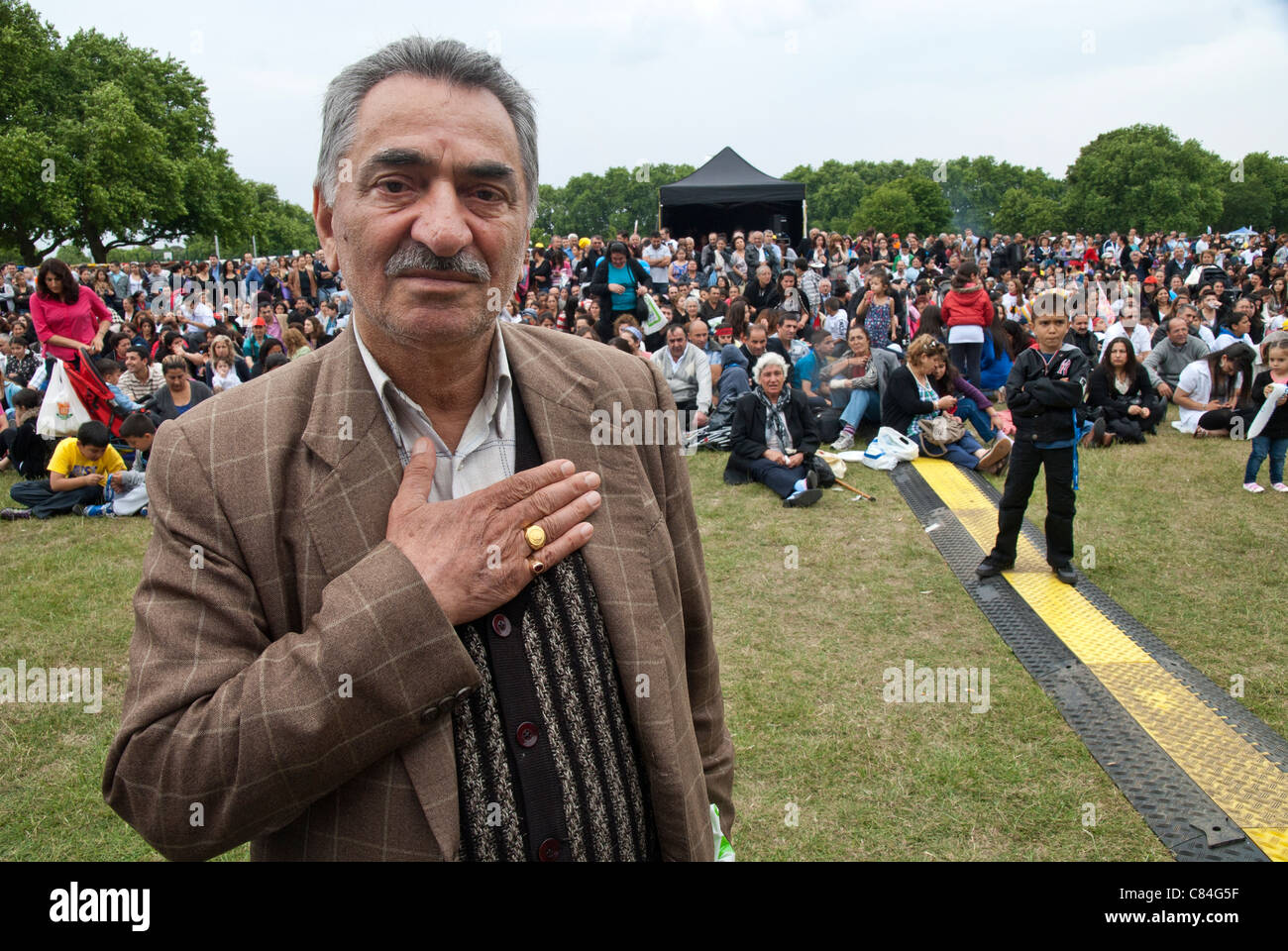 TÜRKISCHE ALAWITEN PERSON HÄLT SEINE HAND AUF SEINE BRUST ...