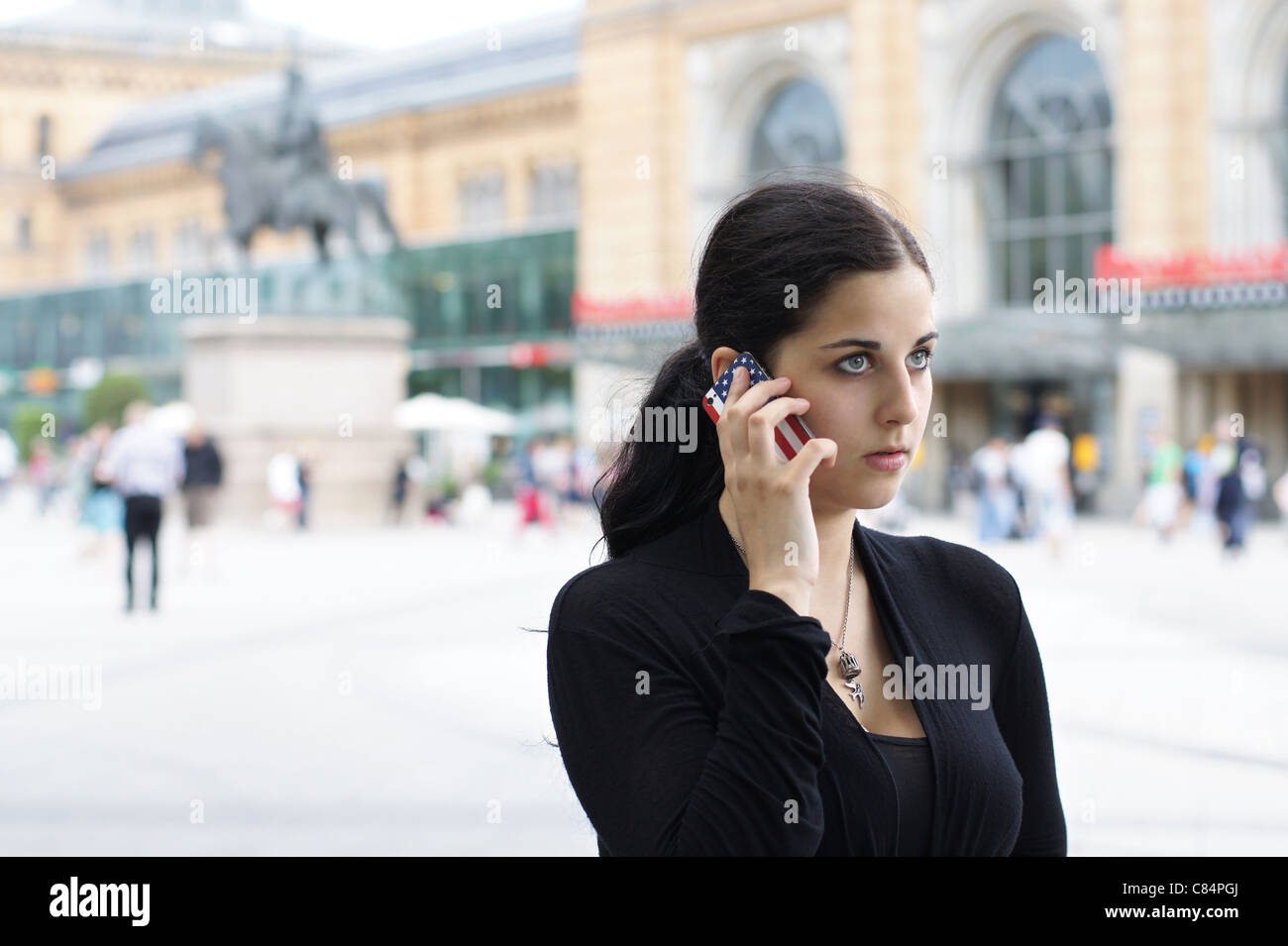 junge Frau auf ihr Handy Stockfotografie - Alamy