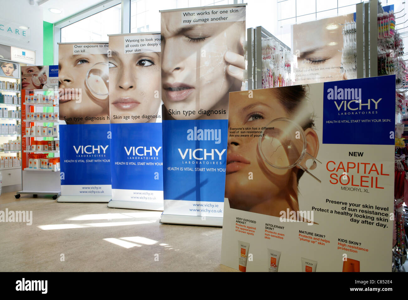Vichy Loreal POS (Point of Sale) Material in einer Apotheke, die ...