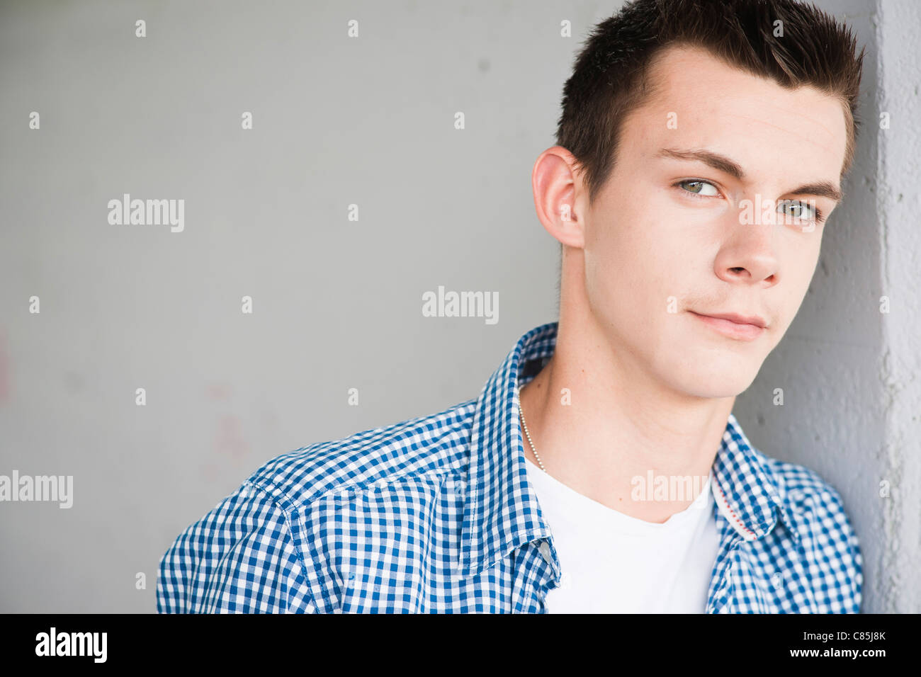 Single solo teen teenager -Fotos und -Bildmaterial in hoher Auflösung ...