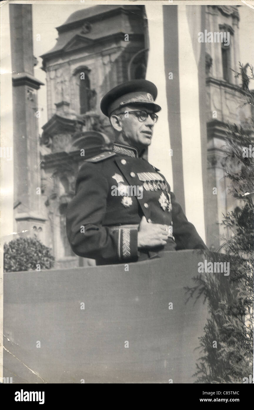 Generaloberst der sowjetischen Armee bei einer Militärparade in Stalin ...
