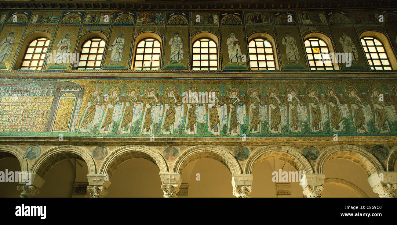 Mosaiken der Prozession der Jungfrauen in San Apollinare Nuovo Ravenna ...