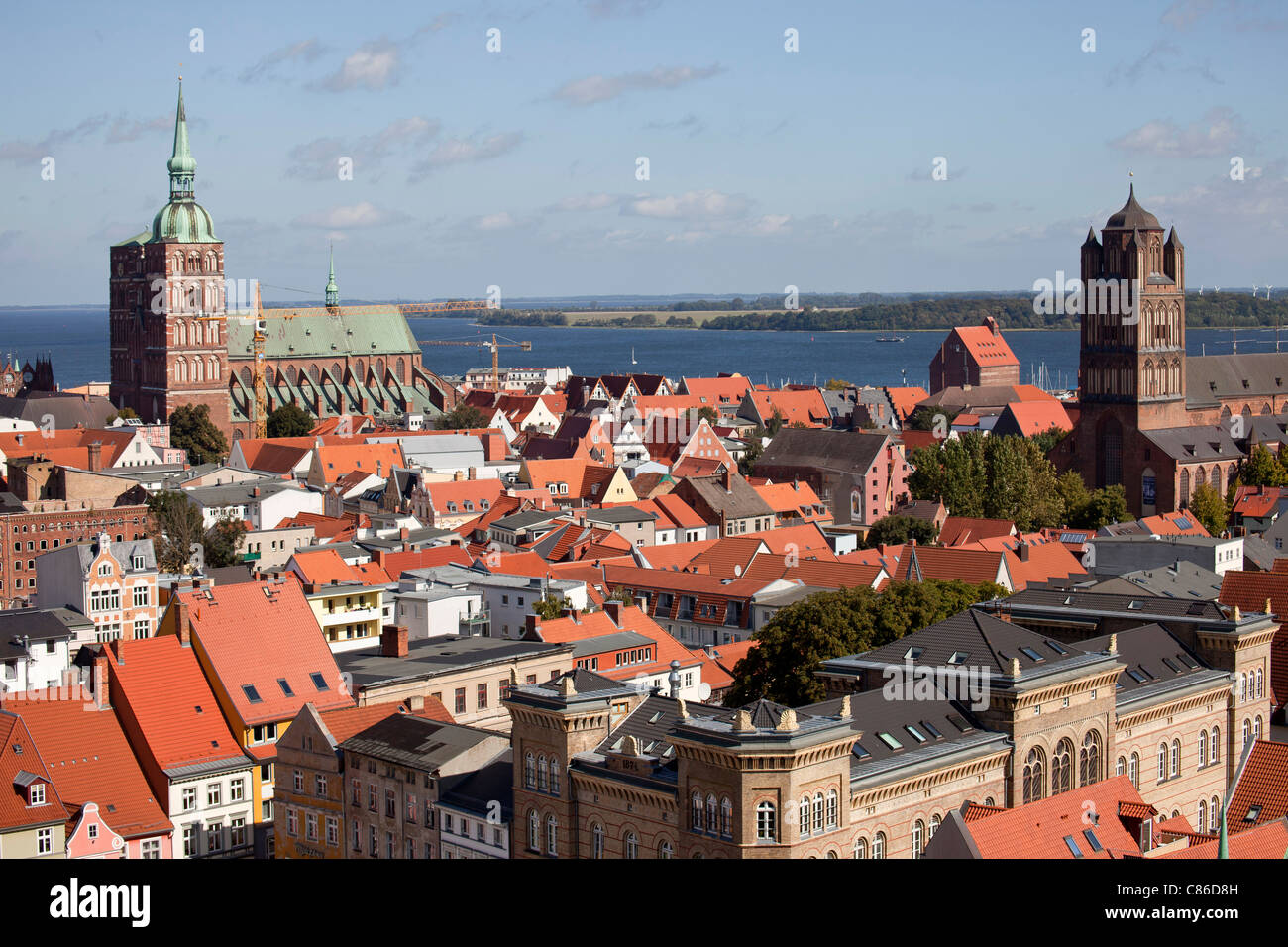 Blick über die Altstadt von Stralsund mit Kirche St. Jakob, St ...