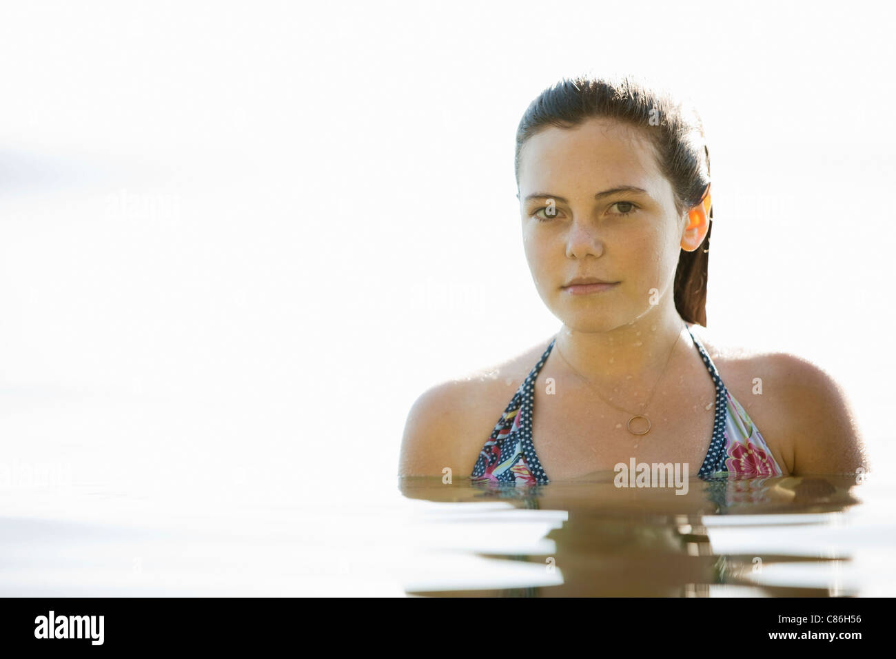 Mädchen Im Bikini Schwimmen Im See Stockfotografie Alamy