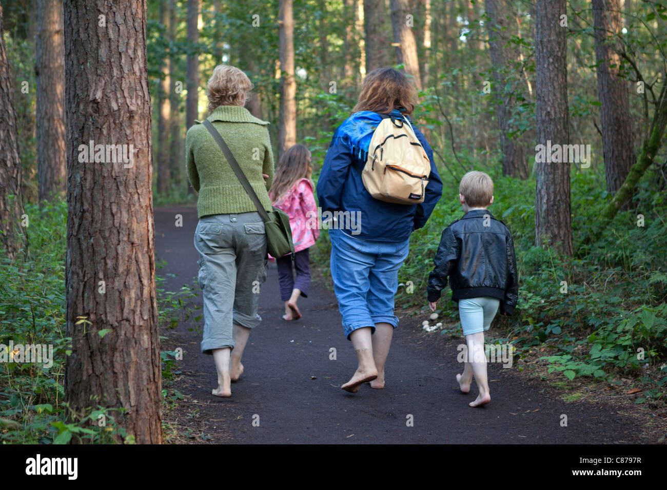 Familie im barfuss Park Egestorf, Lüneburg Heide, Niedersachsen ...