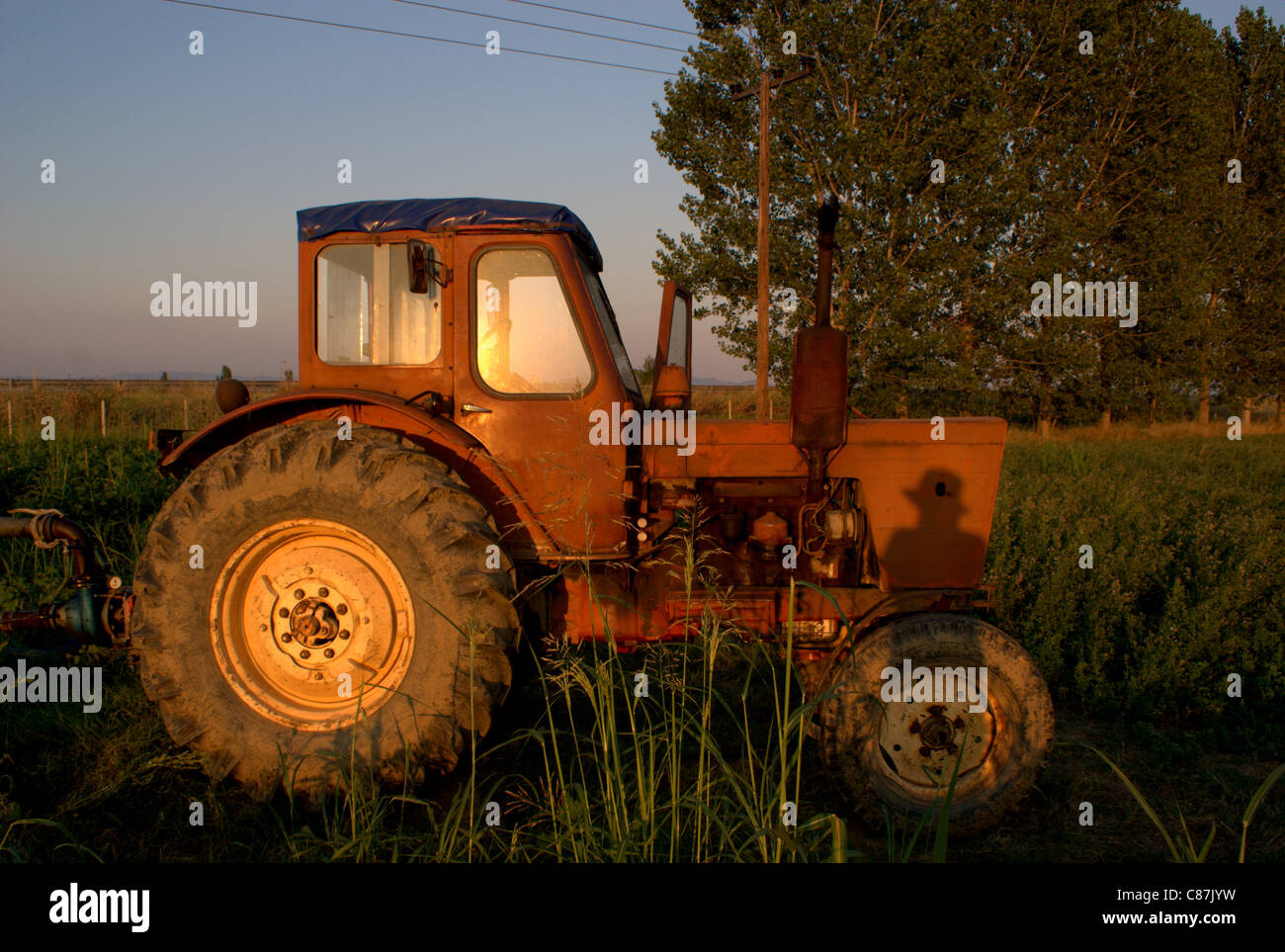 Belarus tractor -Fotos und -Bildmaterial in hoher Auflösung – Alamy
