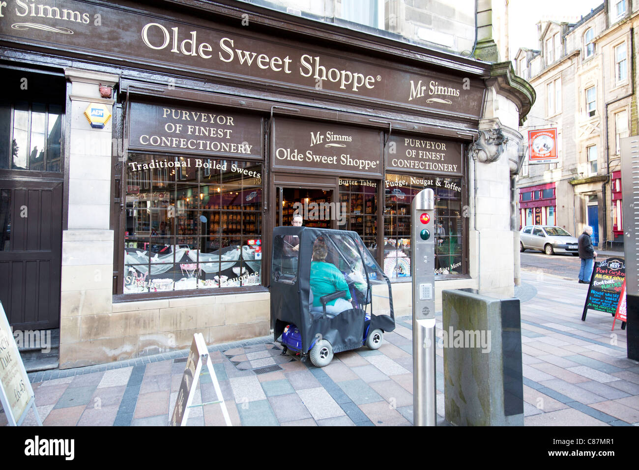 Dicke übergewichtige Dame & Motobility Scooter außerhalb Konditorei ... Dicke übergewichtige Dame & Motobility Scooter außerhalb Konditorei ...