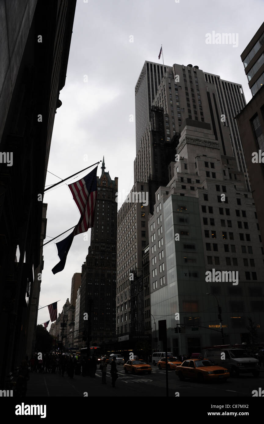 Flags 1 flying building facades centre background view -Fotos und ...