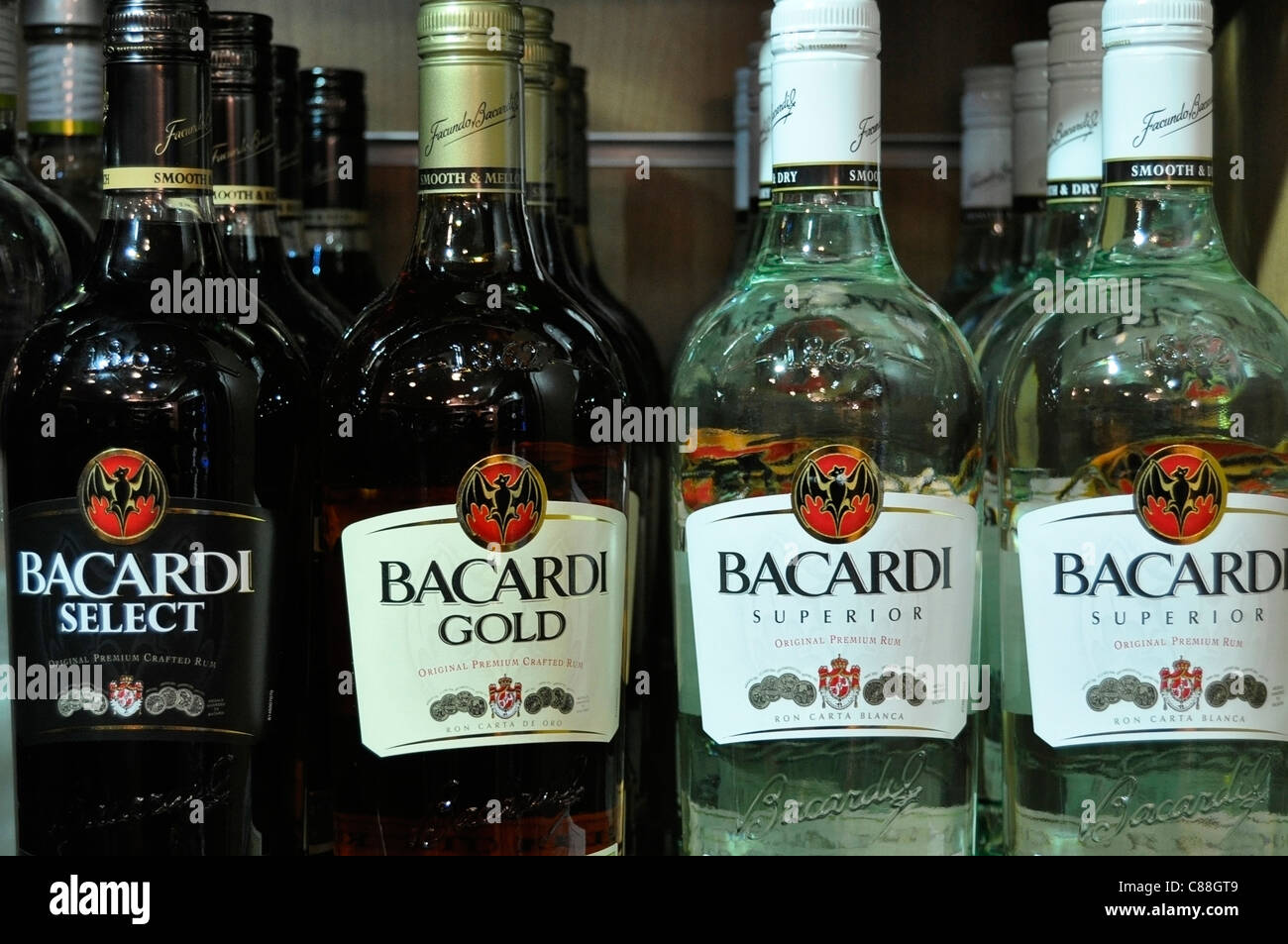 Flasche bacardi -Fotos und -Bildmaterial in hoher Auflösung – Alamy